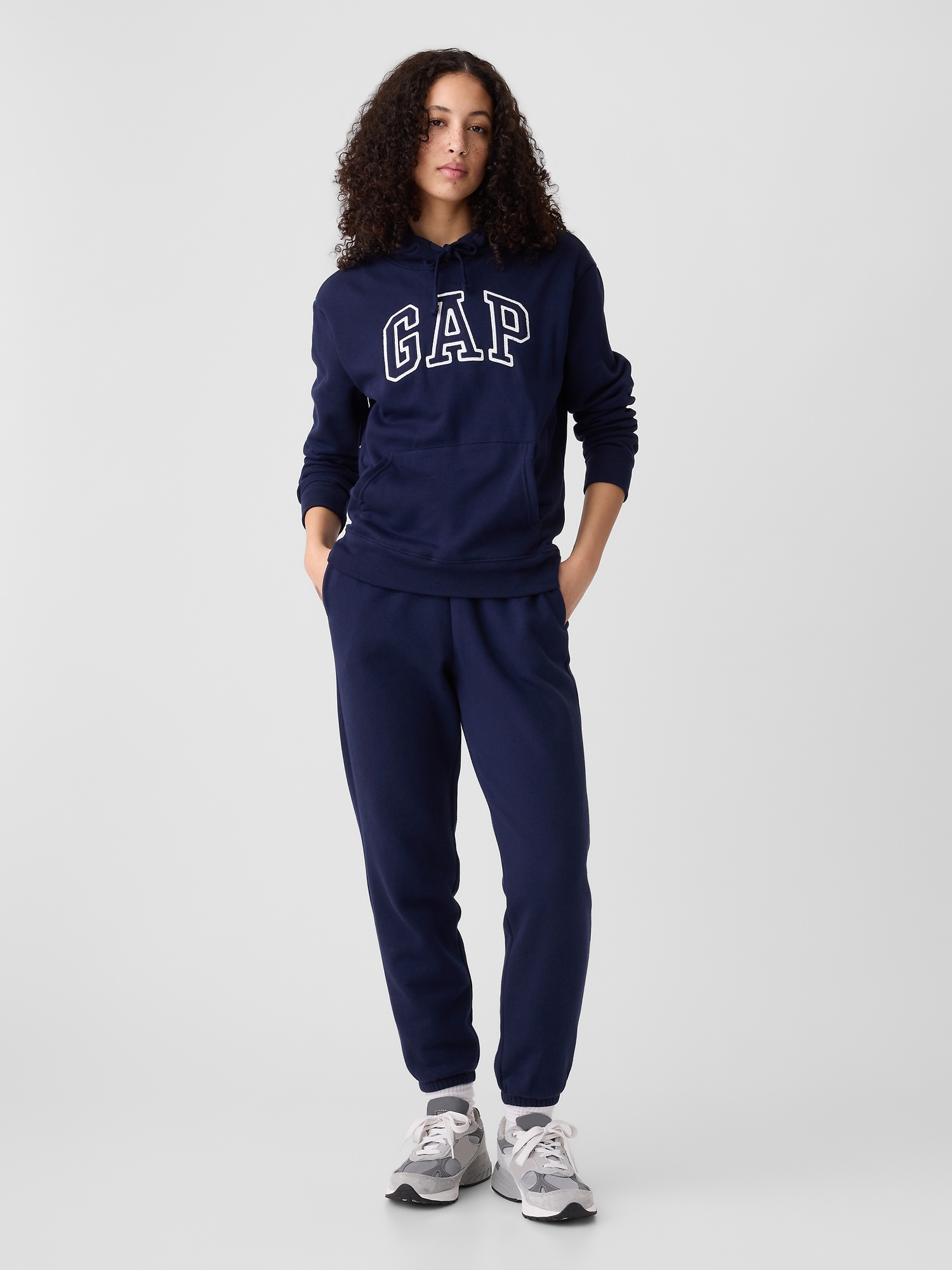 Mejores ofertas e historial de precios de Gap Logo Hoodie Gap Logo Hoodie en JoinHoney.com | Honey